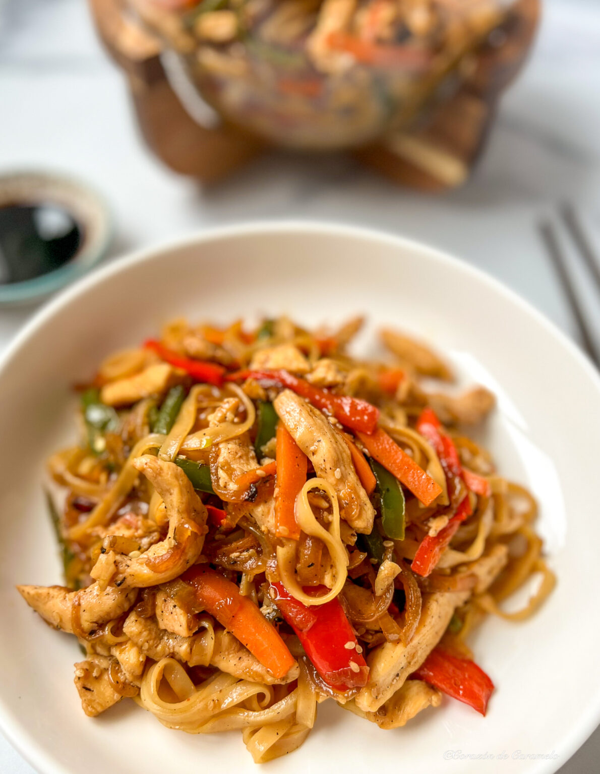 Noodles de Arroz con Pollo y Verduras - Receta Saludable